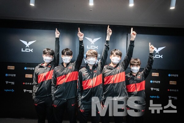 롤드컵 8강 2일차에서 T1-RNG가 격돌